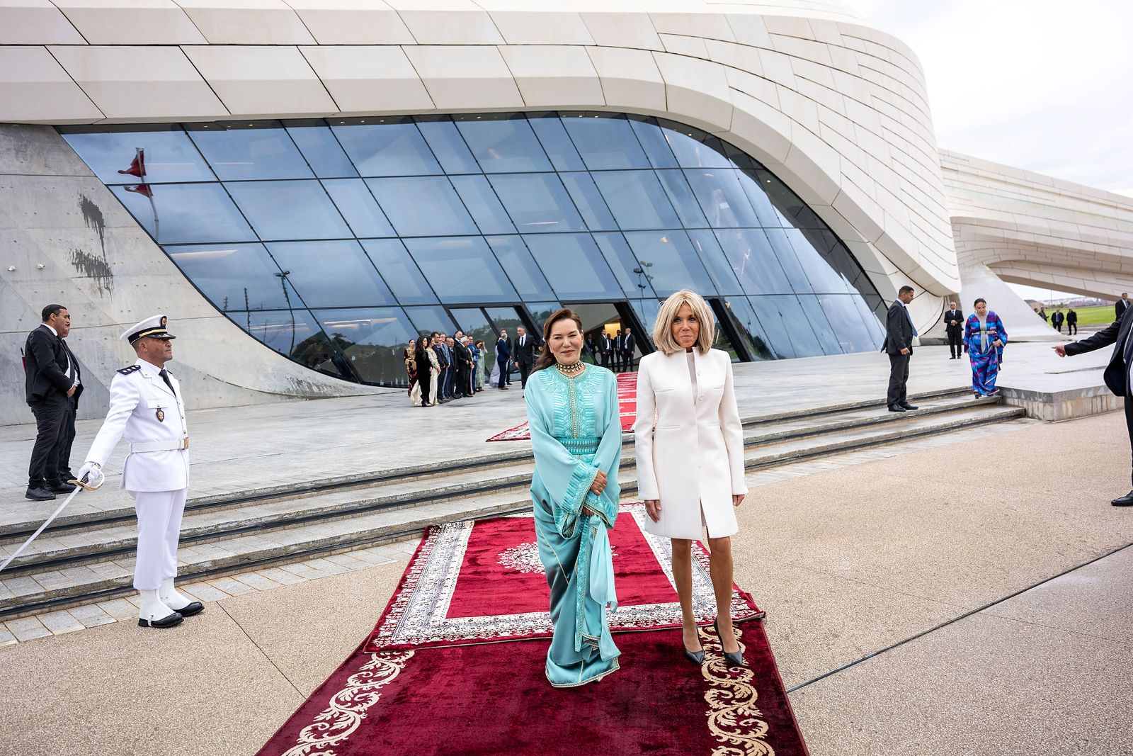 La princesse Lalla Hasnaa, accompagnée de Brigitte Macron, inaugure le théâtre royal de Rabat ...